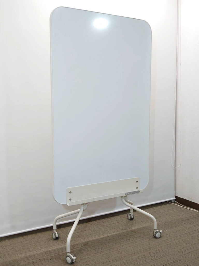 【法人限定送料無料】 イトーキ アクティバ ホワイトボード 脚付ホワイトボード 縦型 両面 SDWWP-FS-W9 自立ホワイトボード コンパクト 省スペース 小会議室 キャスター付 ...